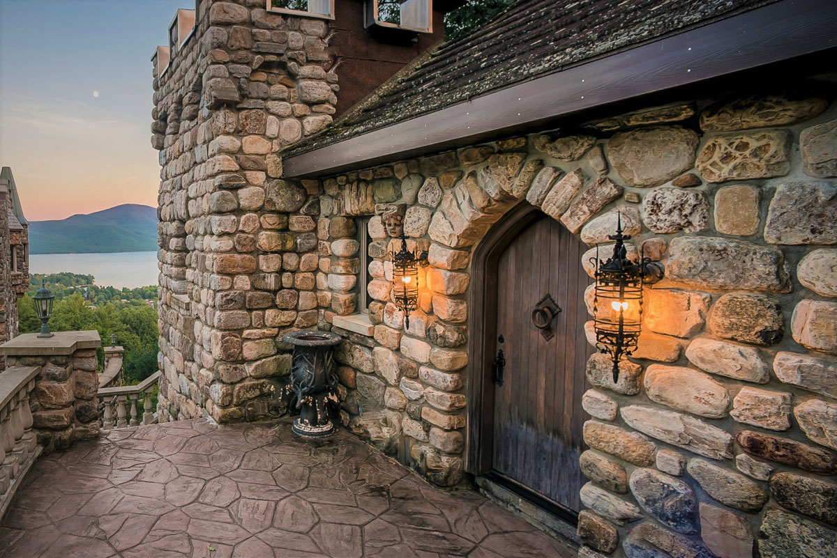The Castle Cottage overlooking Lake George. From 895/night 4-GUESTS ...