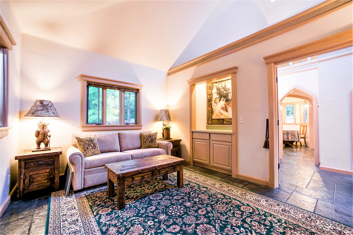 The Castle Cottage overlooking Lake George. From 895/night 4-GUESTS ...