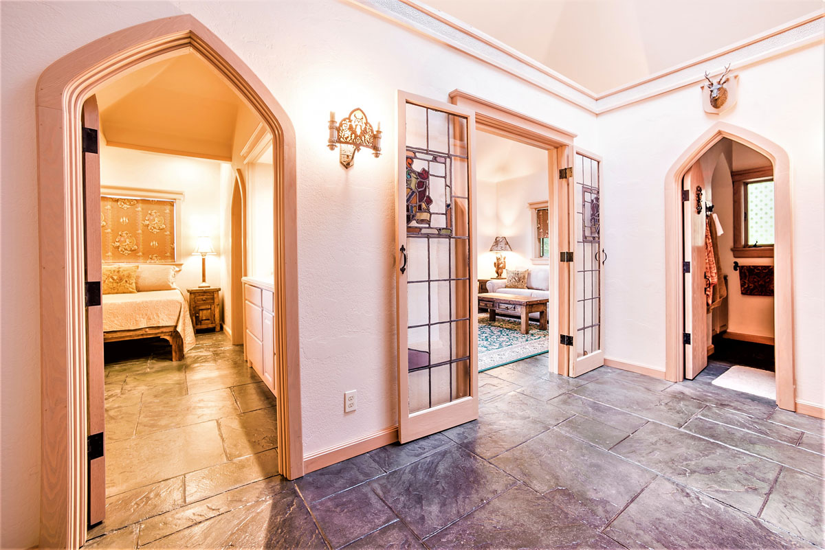 The Castle Cottage overlooking Lake George. From 895/night 4-GUESTS ...